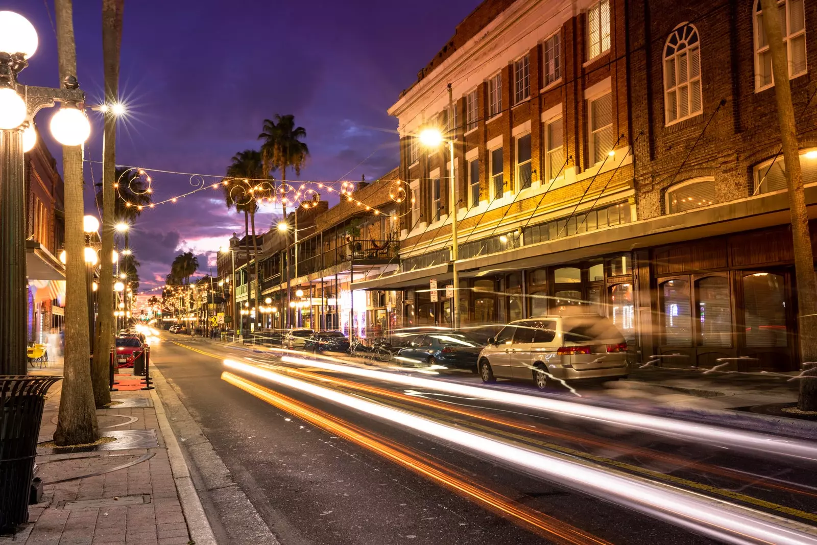 Sebuah jalan di Tampa's Ybor City (Foto oleh Pgiam/Getty Images)