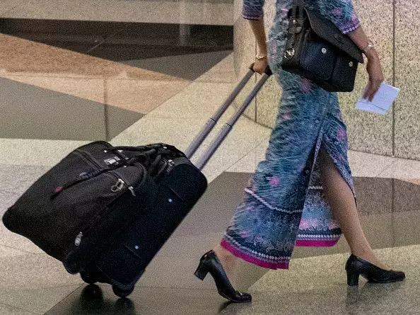 ¿Por qué las tripulaciones de vuelo siempre cargan su equipaje de mano por delante?