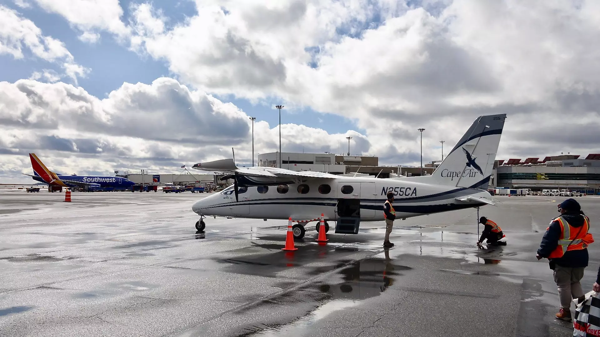 Unu el la unuaj Tecnam P2012-Vojaĝantoj de Cape Air preta surŝipiĝi ĉe Boston Logan. (Foto de Edward Russell/TPG)