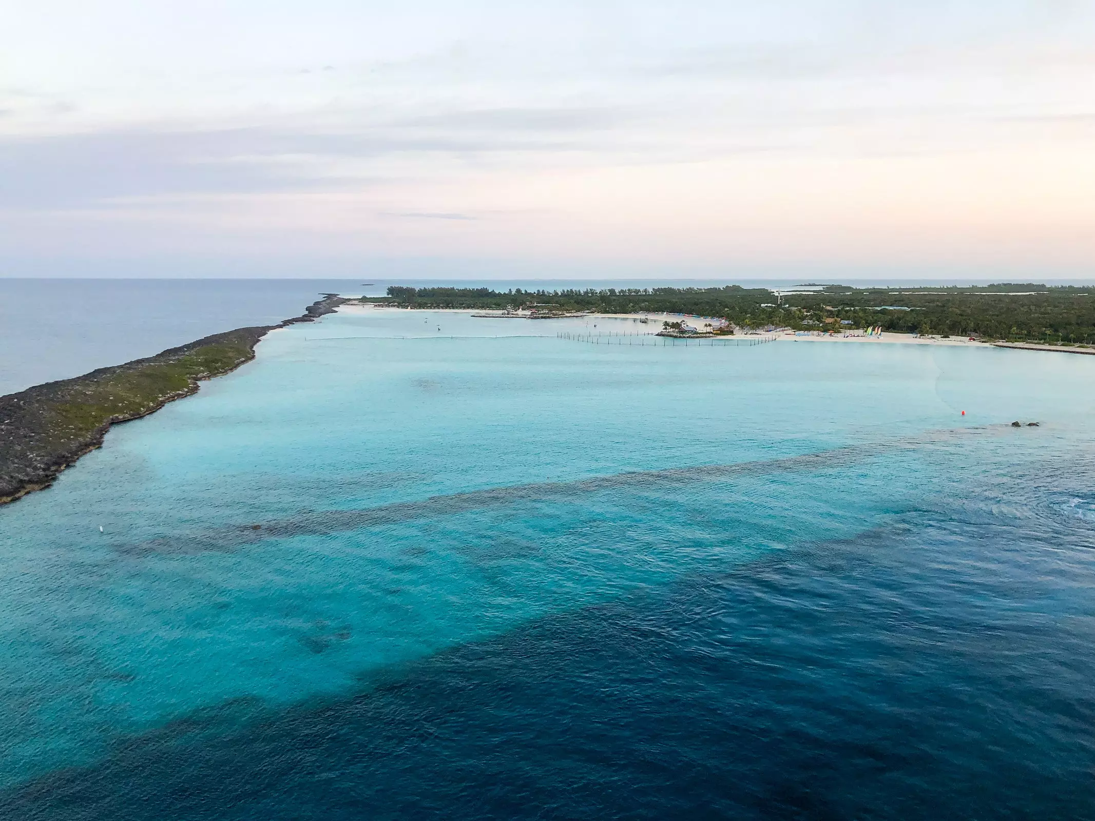 Pamje e Castaway Cay në Bahamas