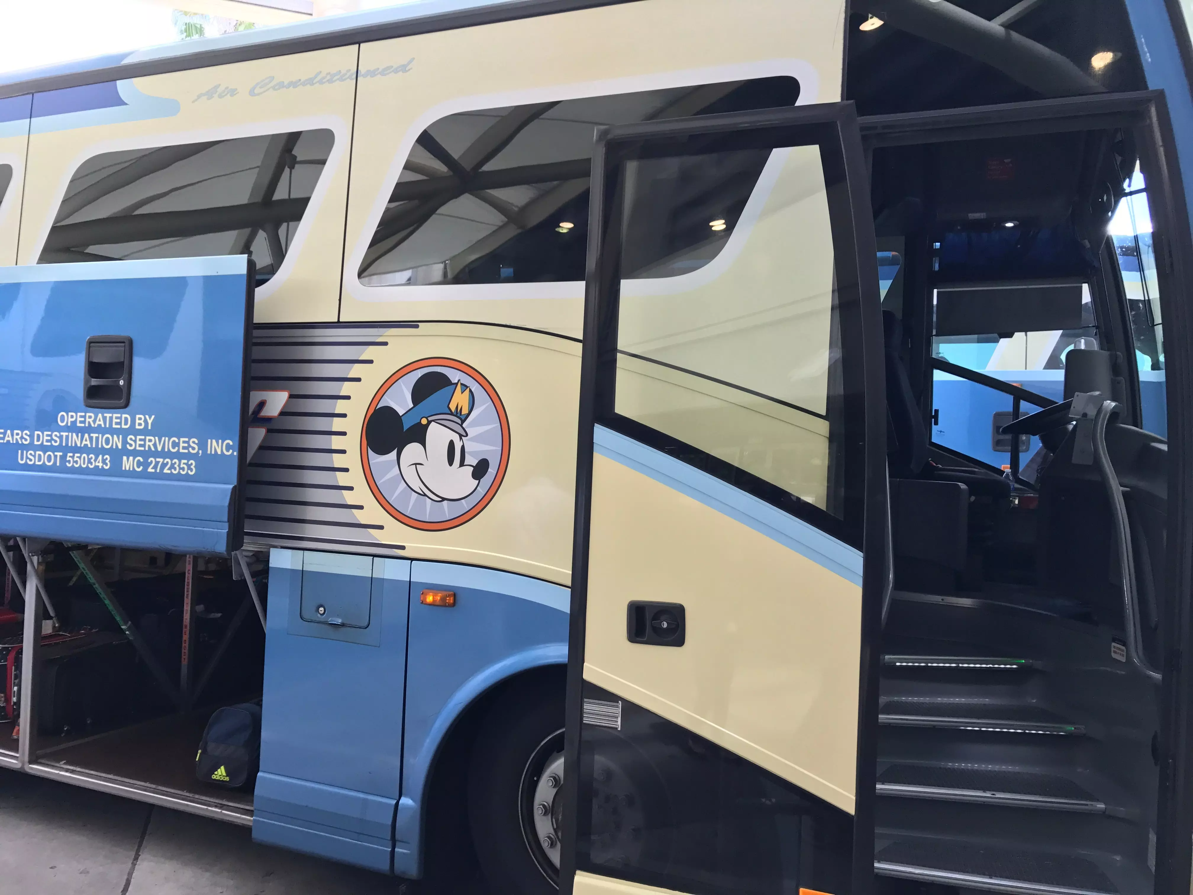 Ibhasi yeDisney's Magical Express iya kukukhwelisa ukuya kunye nokusuka kwisikhululo seenqwelomoya (i-Summer Hull / i-Points Guy)