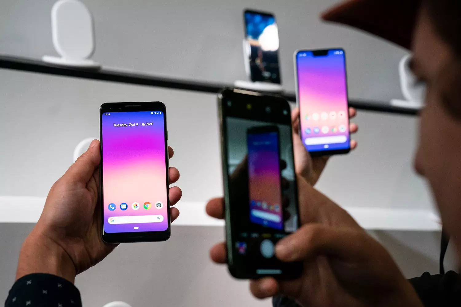 NEW YORK, NY - 9 UKWAKIRA: Umushyitsi yafashe amashusho ya terefone nshya ya Google Pixel 3 mu birori byo gusohora ibicuruzwa bya Google, ku ya 9 Ukwakira 2018 mu mujyi wa New York. Amaterefone azatangira kugurishwa ku ya 18 Ukwakira ku giciro cyo gutangira kugurisha amadolari 799 kuri Pixel 3 na $ 899 kuri Pixel 3 XL. Google kandi yasohoye tablet nshya yitwa Pixel Slate na Google Home Hub. (Ifoto ya Drew Angerer / Amashusho ya Getty)