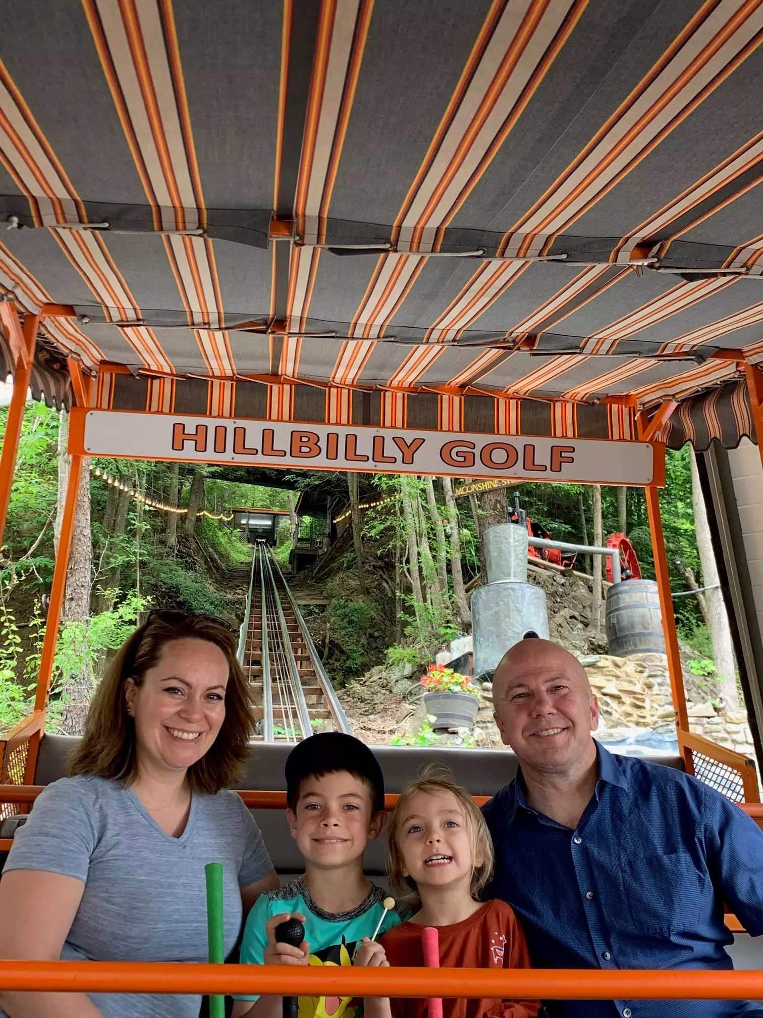 Funicular Hillbilly Golf Gatlinburg TN Lee Anna Timothy i Scarlett