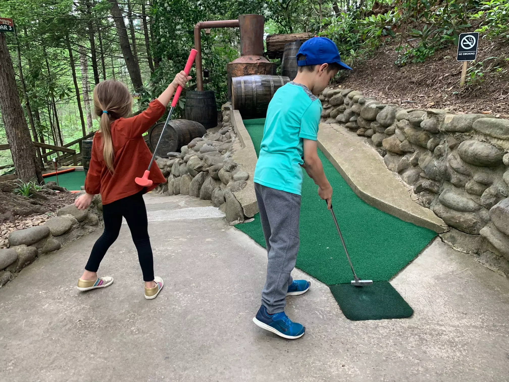 Hillbilly Golf Gatlinburg TN posant Timothy i Scarlett