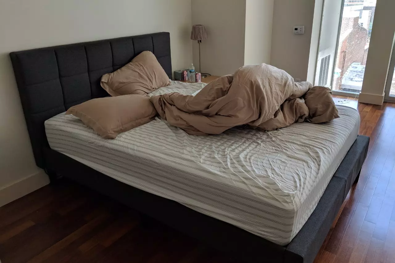 Uz naktsskapīša atstātā gulta un atkritumi bija tikai dažas no pazīmēm, ka šis Airbnb nebija iztīrīts.