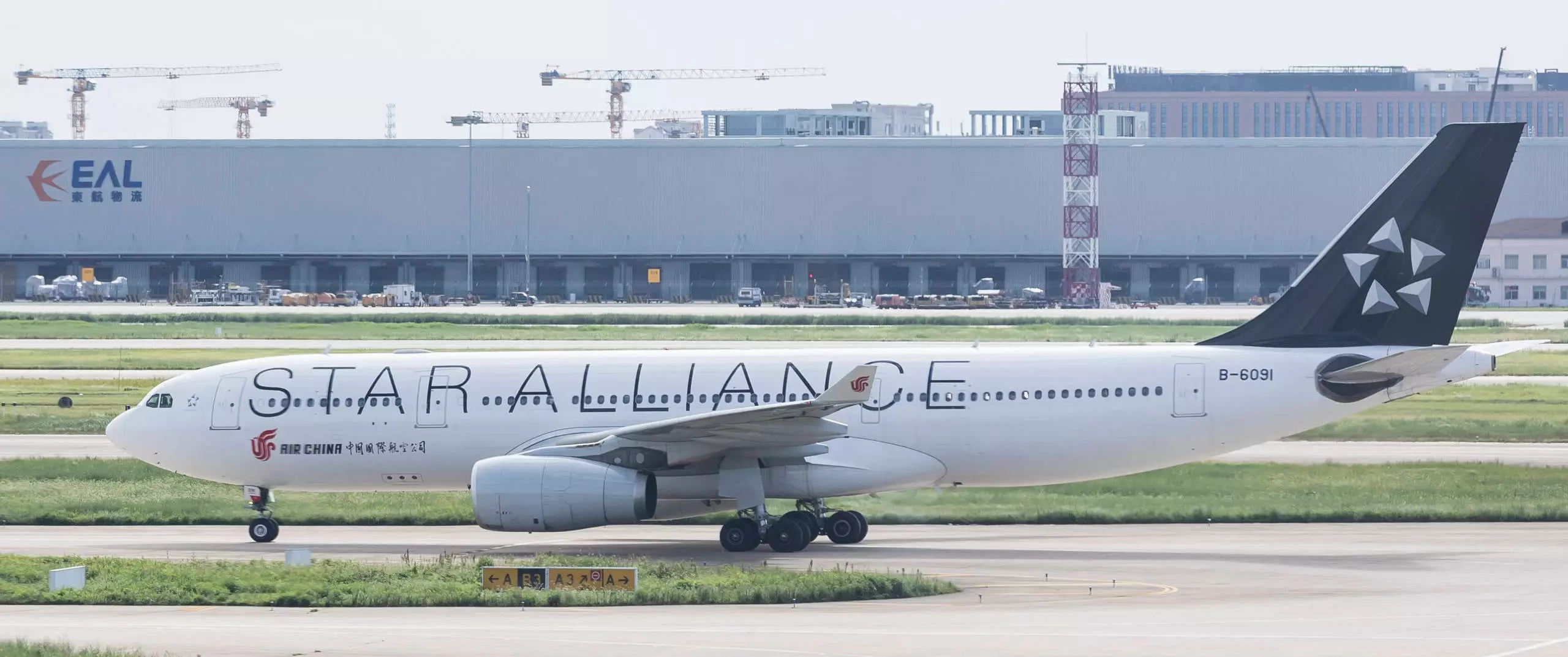 SHANGHAI, CHINA - 08 DE SETEMBRO: Un Airbus A330-243 de Air China (librea Star Alliance) en fuga no aeroporto internacional de Shanghai Pudong o 8 de setembro de 2018 en Shanghai, China. (Foto de Yu Chun Christopher Wong/S3studio/Getty Images)