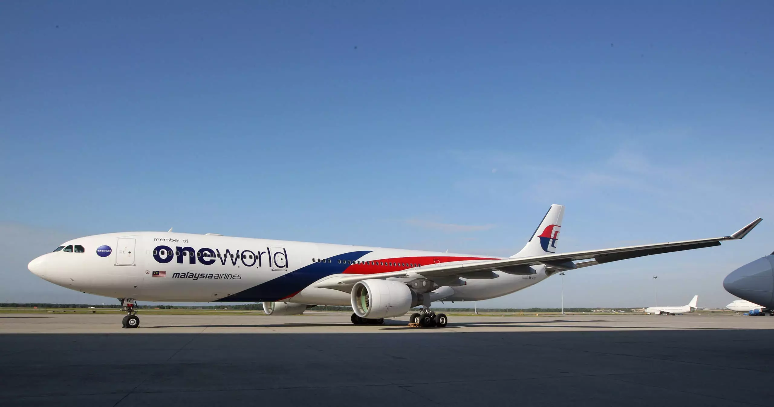 Mae awyren Malaysian Airline System Bhd. (MAS) Airbus A330-300 yn sefyll ar y tarmac ym Maes Awyr Rhyngwladol Kuala Lumpur (KLIA) yn Sepang, Malaysia, ddydd Iau, Ionawr 31, 2013. Mae Malaysia Airlines yn ymuno â chynghrair cwmni hedfan Oneworld yfory. Ffotograffydd: Goh Seng Chong/Bloomberg trwy Getty Images