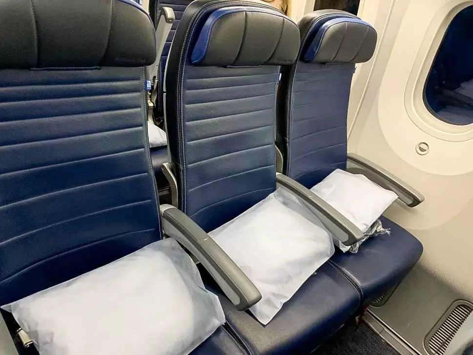 Family Flight Review: United's 787 in Economy Plus Tëscht DC a Paräis 1340_9