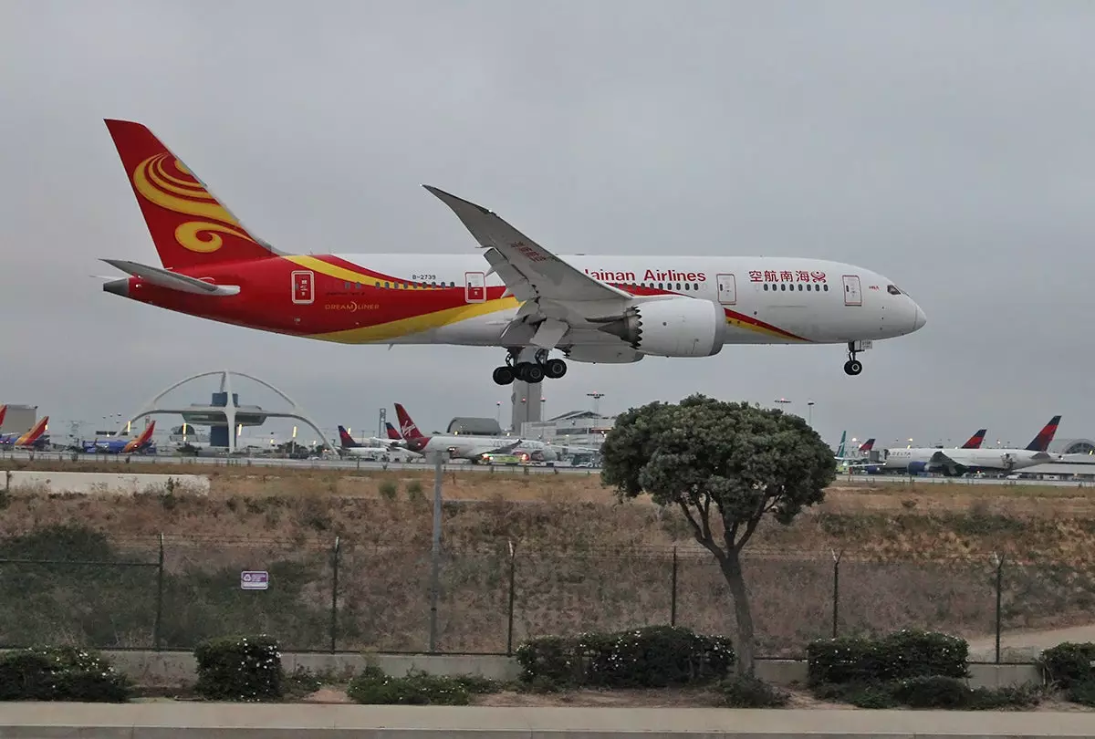 Ose Boeing 787 na tulaueleele i LAX. Leaga na puaoa le aso; Sa mafai ona ou mauaina se nofoaga ata sili ona lelei.