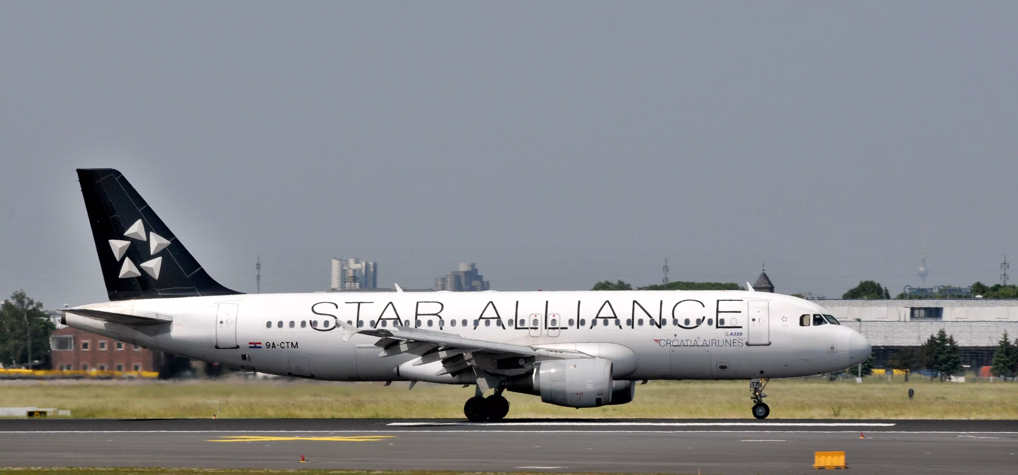 (GERMANY OUT) Lub teb chaws Yelemees - Brandenburg - : lub dav hlau ntawm Star Alliance - Croatia Airlines Airbus A320 ntawm tshav dav hlau Schoenefeld (Duab los ntawm Sch?ning / ullstein bild ntawm Getty Images)