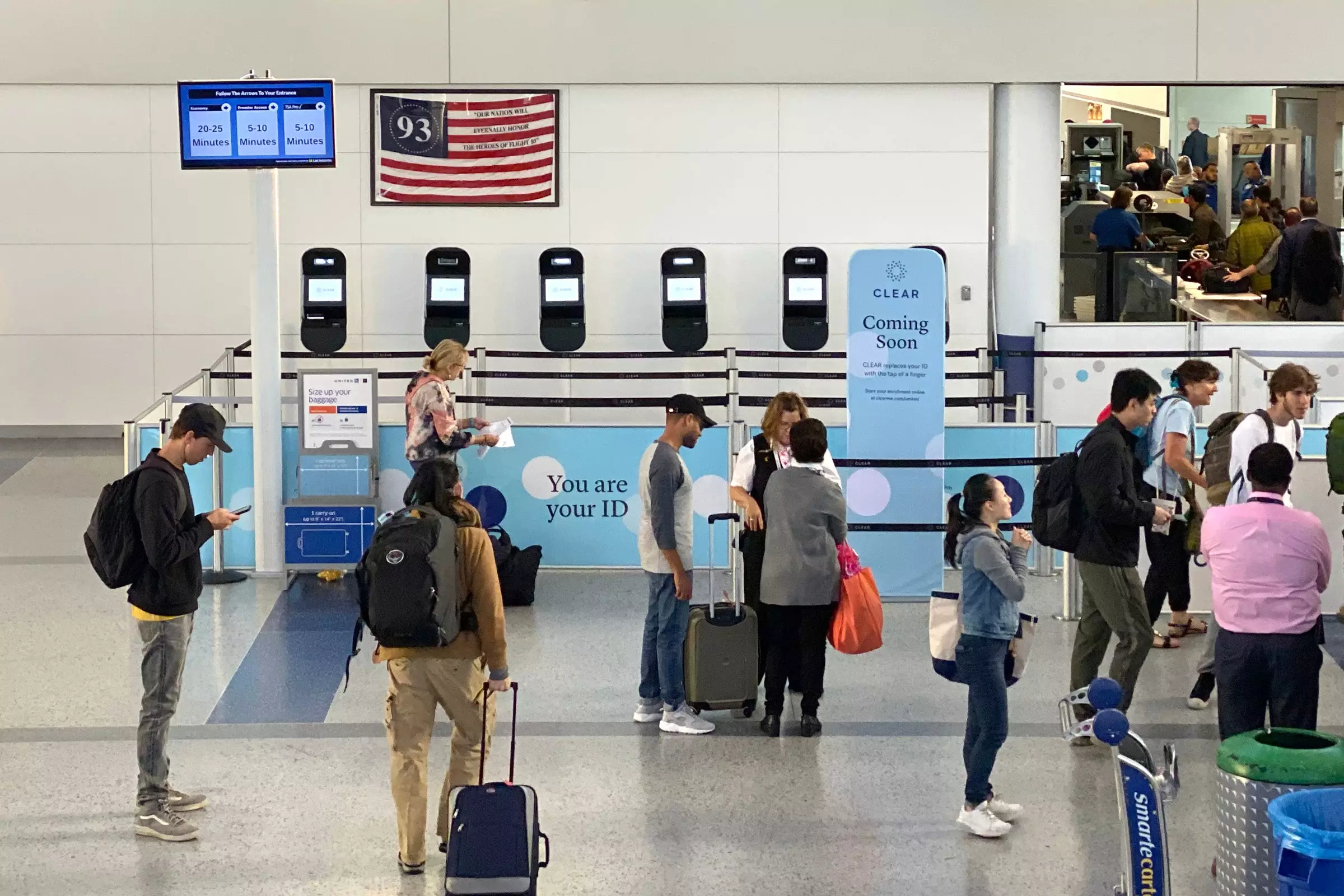 United ir pievienojis skaidrus kontrolpunktus visā ASV, tostarp šeit Ņuarkas C terminālī (Zaka Honiga/The Points Guy foto)