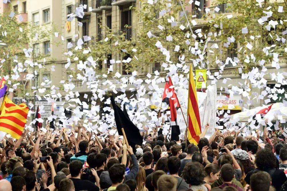 Cov neeg tawm tsam hauv Catalonia thaum Lub Kaum Hli 3, 2017. Duab los ntawm PIERRE-PHILIPPE MARCOU / Getty Images.