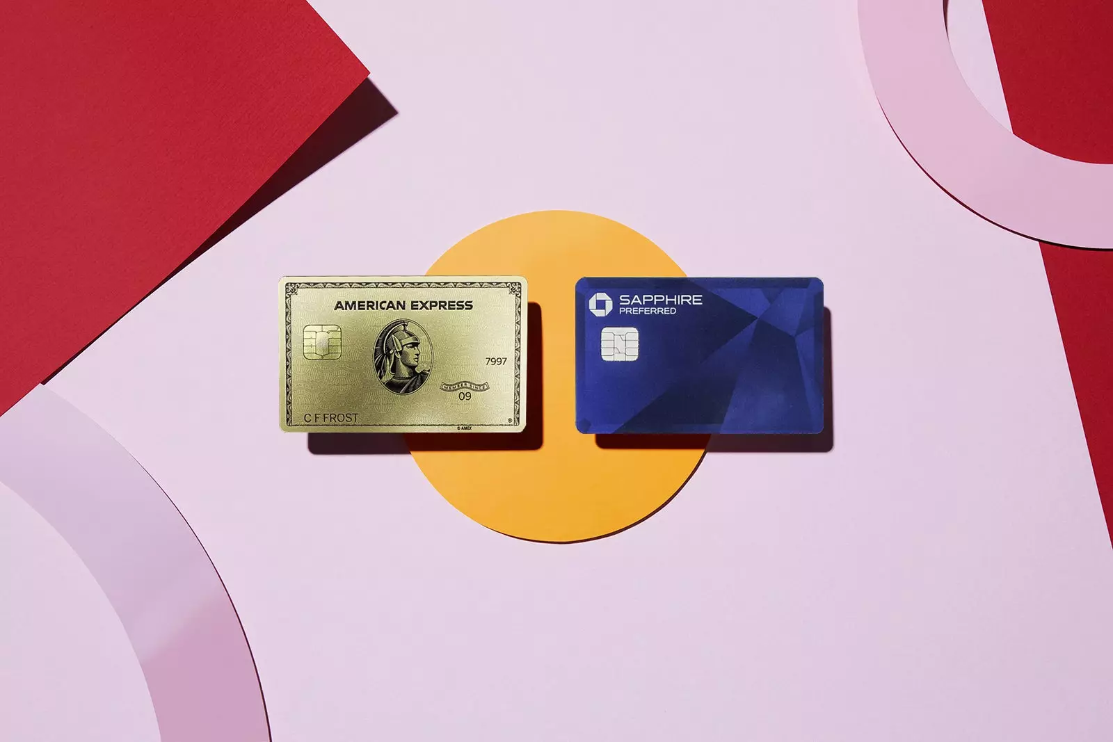 Amex Gold болон Chase Sapphire Preferred машинууд зэрэгцэн сууна