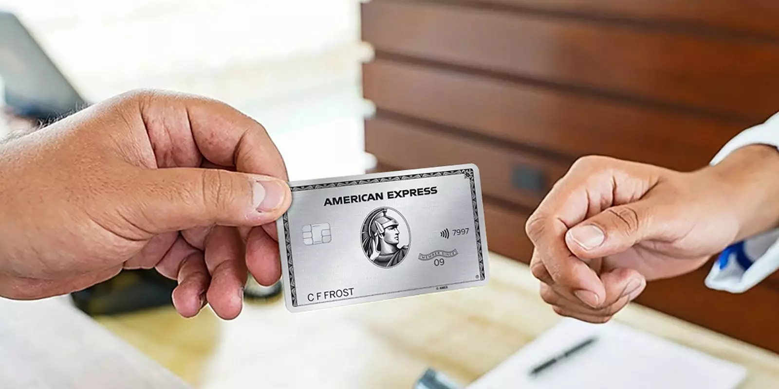 Amex Platinum картаар төлбөр төлж буй хүн