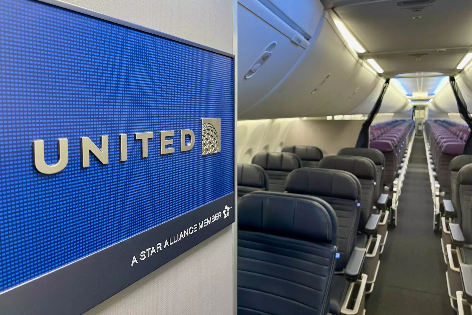 United Airlines konpainiak 8 ibilbide luzeko ibilbide berri aurkeztu ditu 2022ko udarako