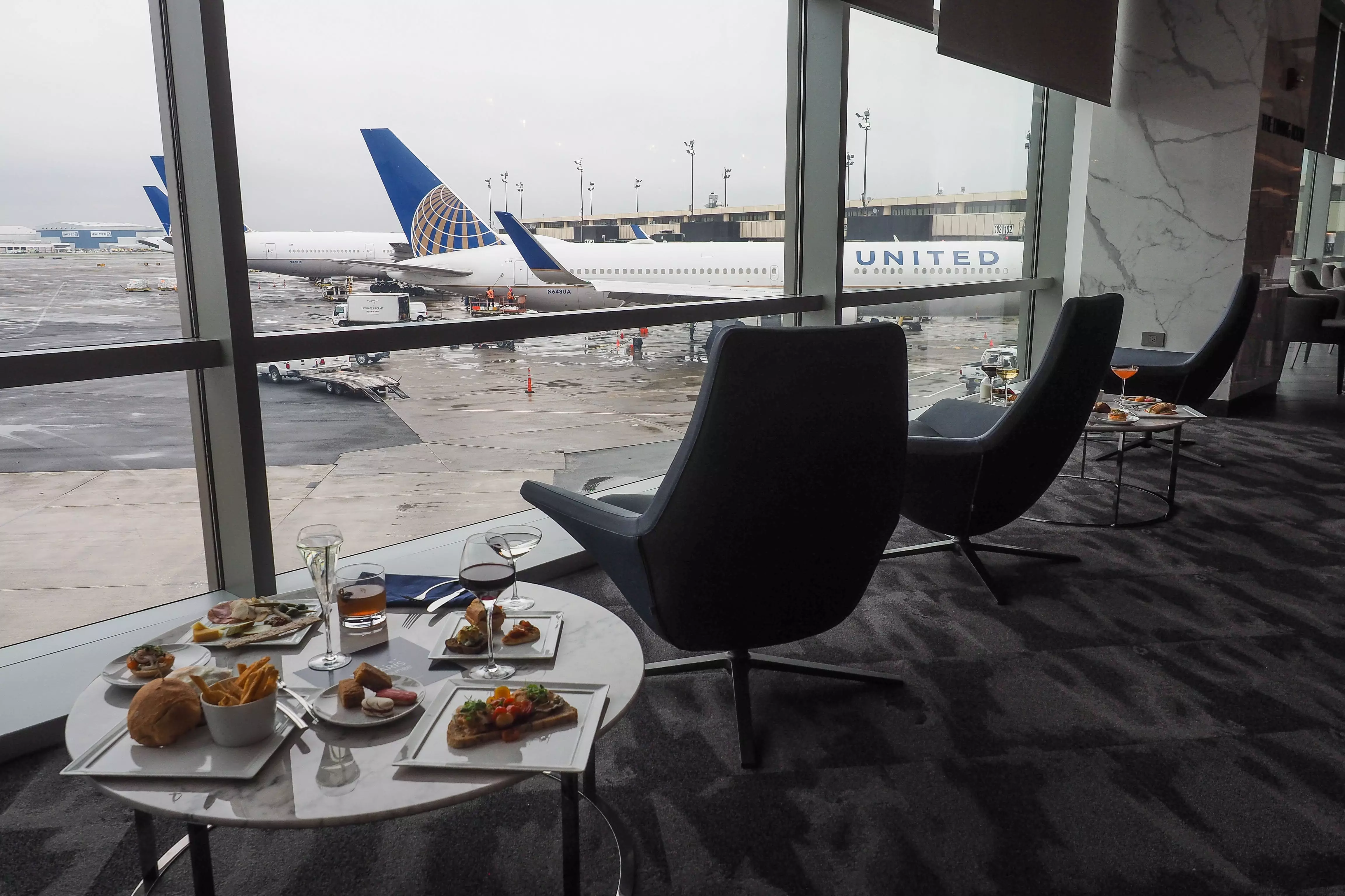 United’s Newark Polaris Lounge (EWR) کے اندر پہلی نظر