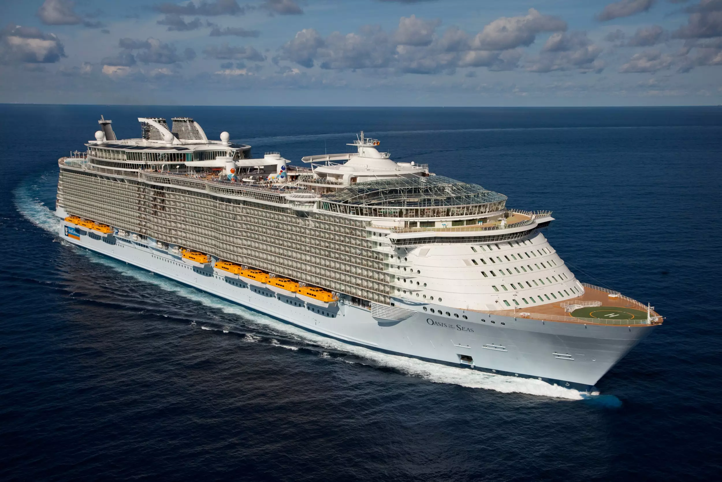 Royal Caribbean International kompaniyasining dunyodagi eng yirik kruiz kemasi - Oasis of Seas suvga tushirilishi. Mayamidan havo ko'rinishi. Surat Royal Caribbean International tomonidan taqdim etilgan.