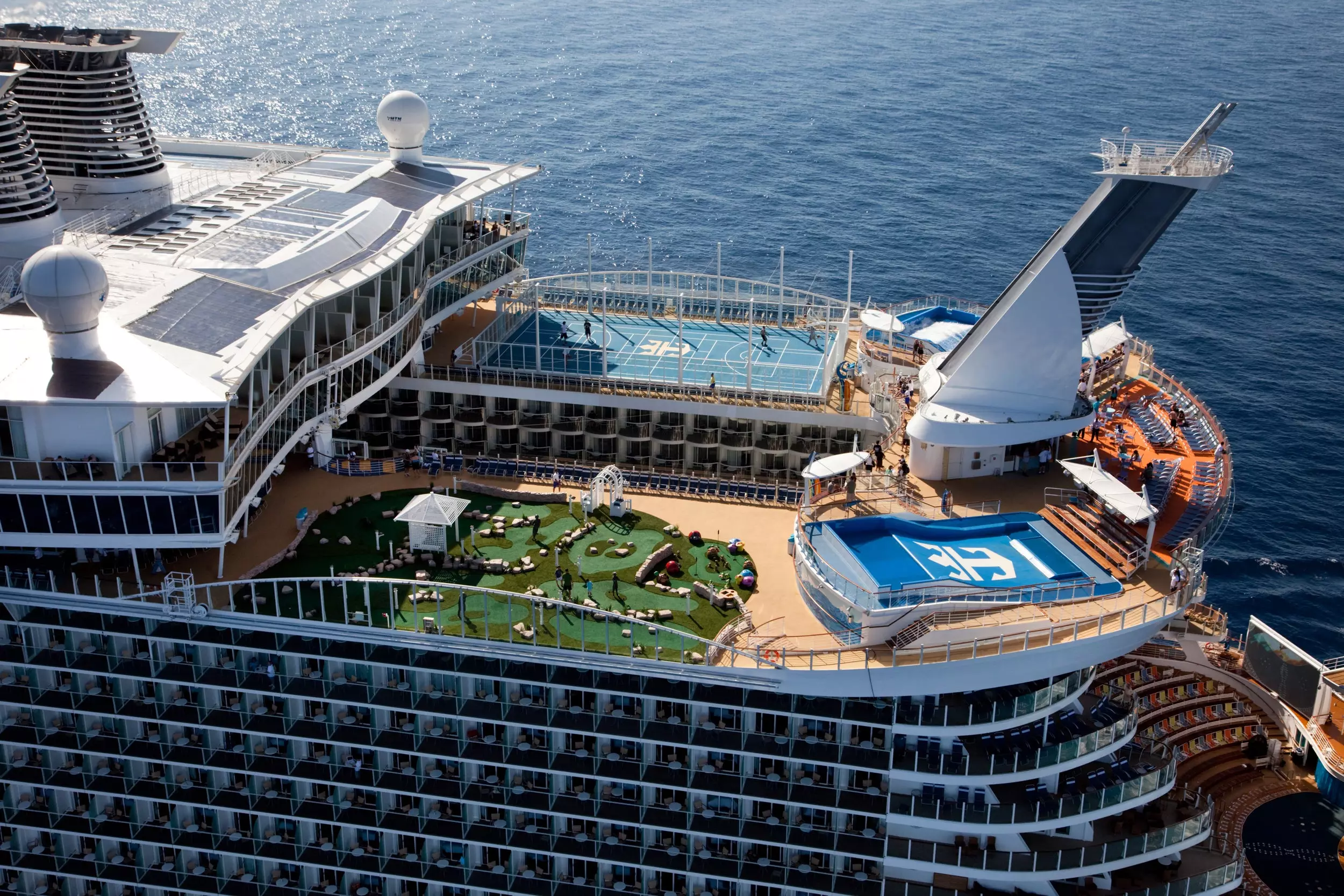 Die riesigen Schiffe der Oasis-Klasse von Royal Caribbean verfügen neben anderen Vergnügungen über Minigolfplätze, Basketballplätze und Surfsimulatoren auf ihren Oberdecks. (Foto mit freundlicher Genehmigung von Royal Caribbean).