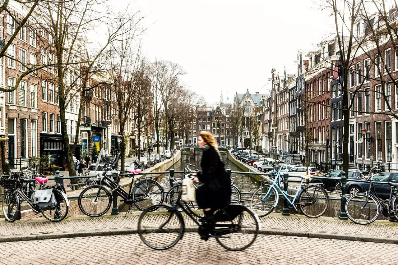 Amsterdamem můžete jezdit na kole ve všech ročních obdobích. (Foto přes Shutterstock)