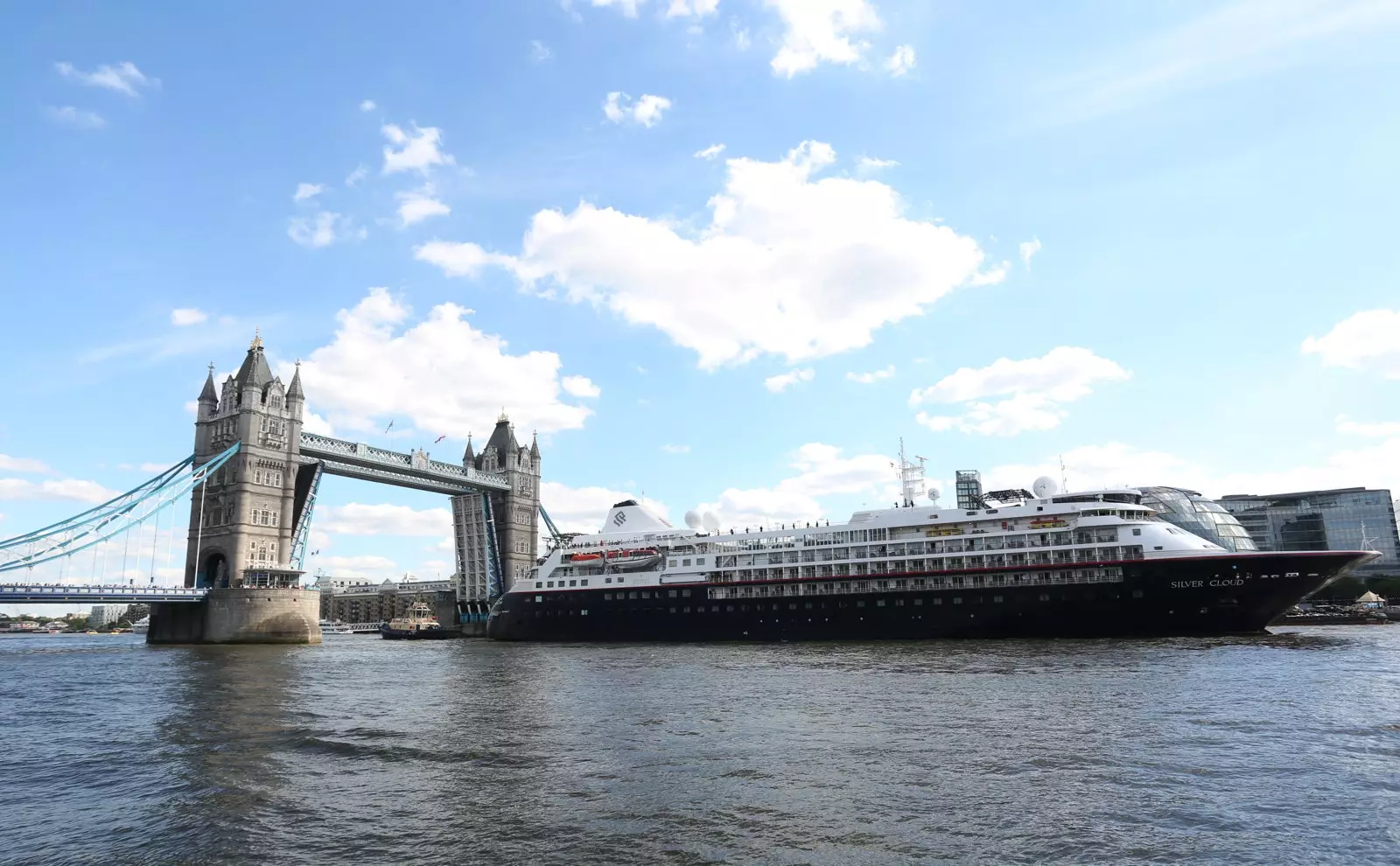 Silversea Cruises tərəfindən idarə olunan dəbdəbəli kruiz gəmisi olan Silver Cloud Londondakı Tower Bridge-i tərk edir. (Foto Getty Images vasitəsilə Isabel Infantes/PA Şəkilləri)