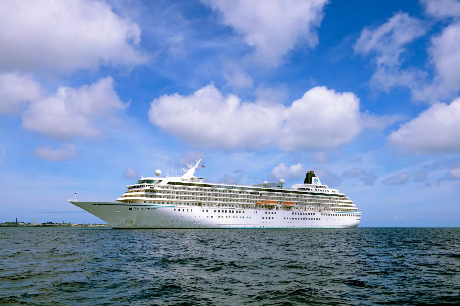 St Peter Port limanında kruiz layneri Crystal Symphony. (Foto Getty Images vasitəsilə)