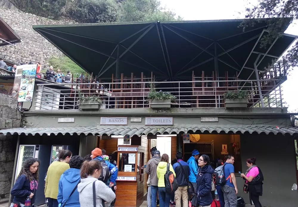 La folla fuori dagli unici bagni, che sono appena fuori dall'ingresso di Machu Picchu.