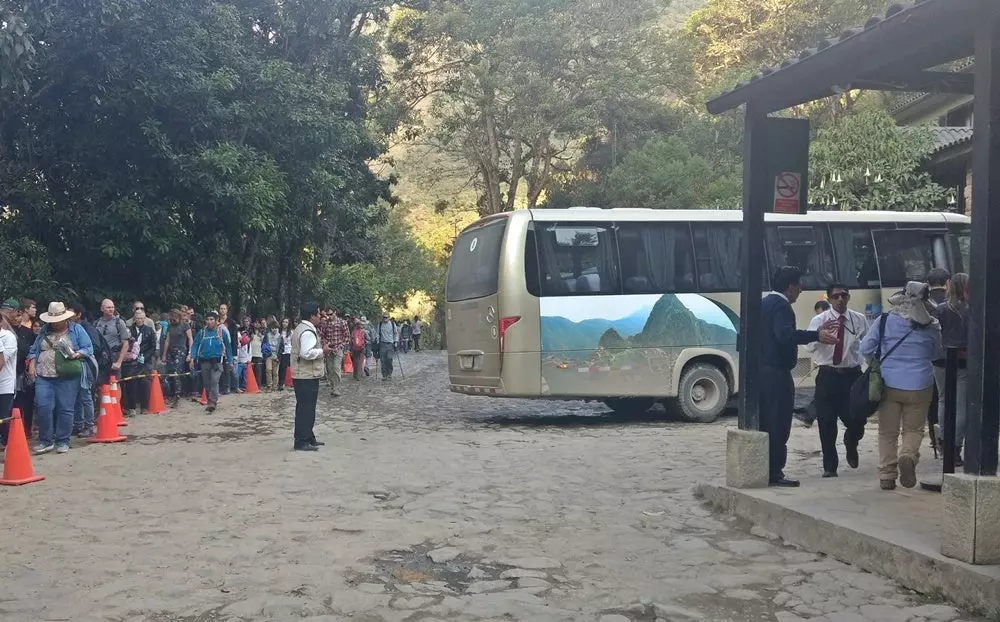 A espera pelo ônibus de Machu Picchu para Aguas Calientes foi muito além desta foto, então esteja preparado para uma longa espera.