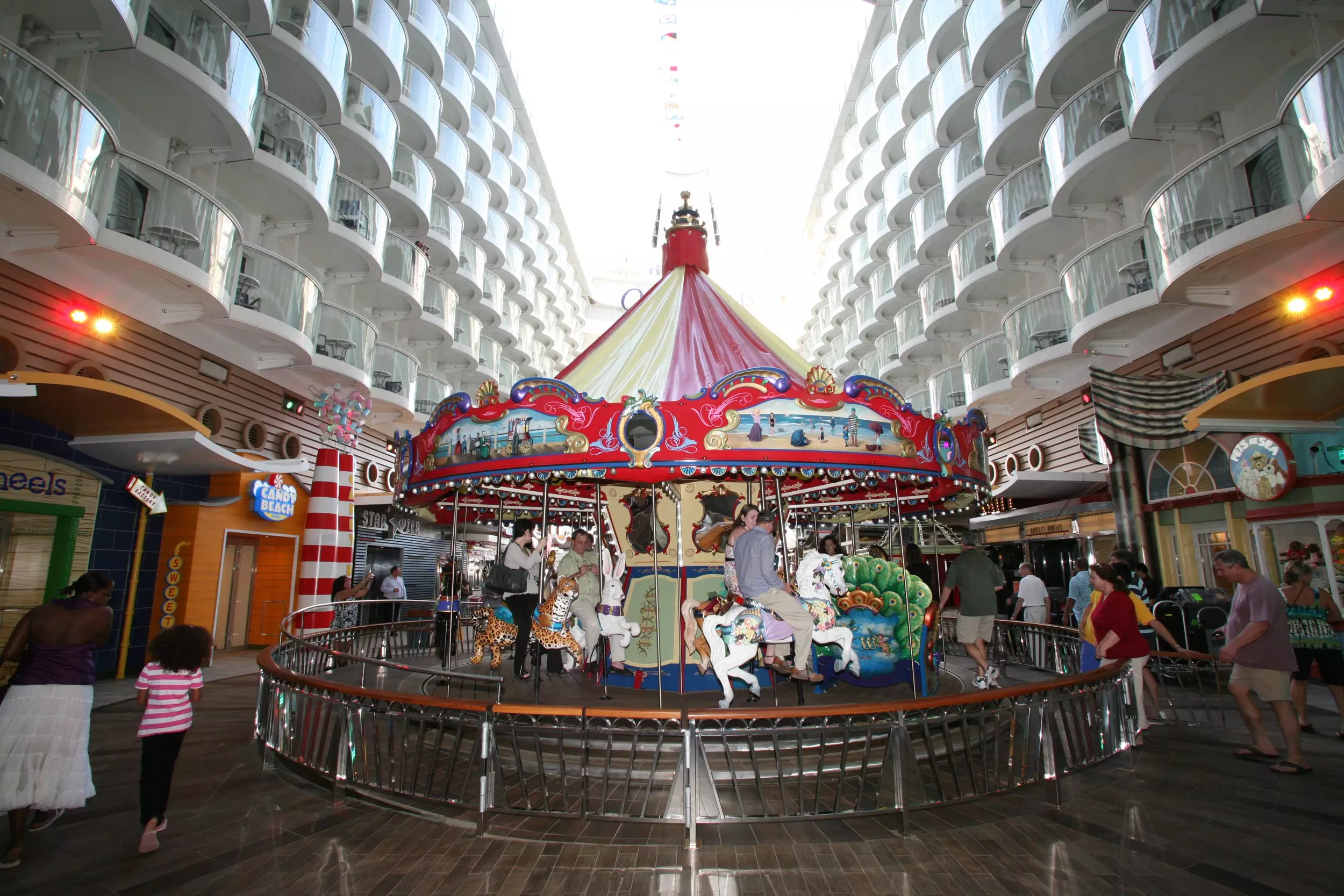 Všetky štyri lode Royal Caribbean's Oasis Class majú oblasť Boardwalk podobnú pobrežiu Jersey s ručne vyrezávaným kolotočom. (Foto s láskavým dovolením Royal Caribbean).