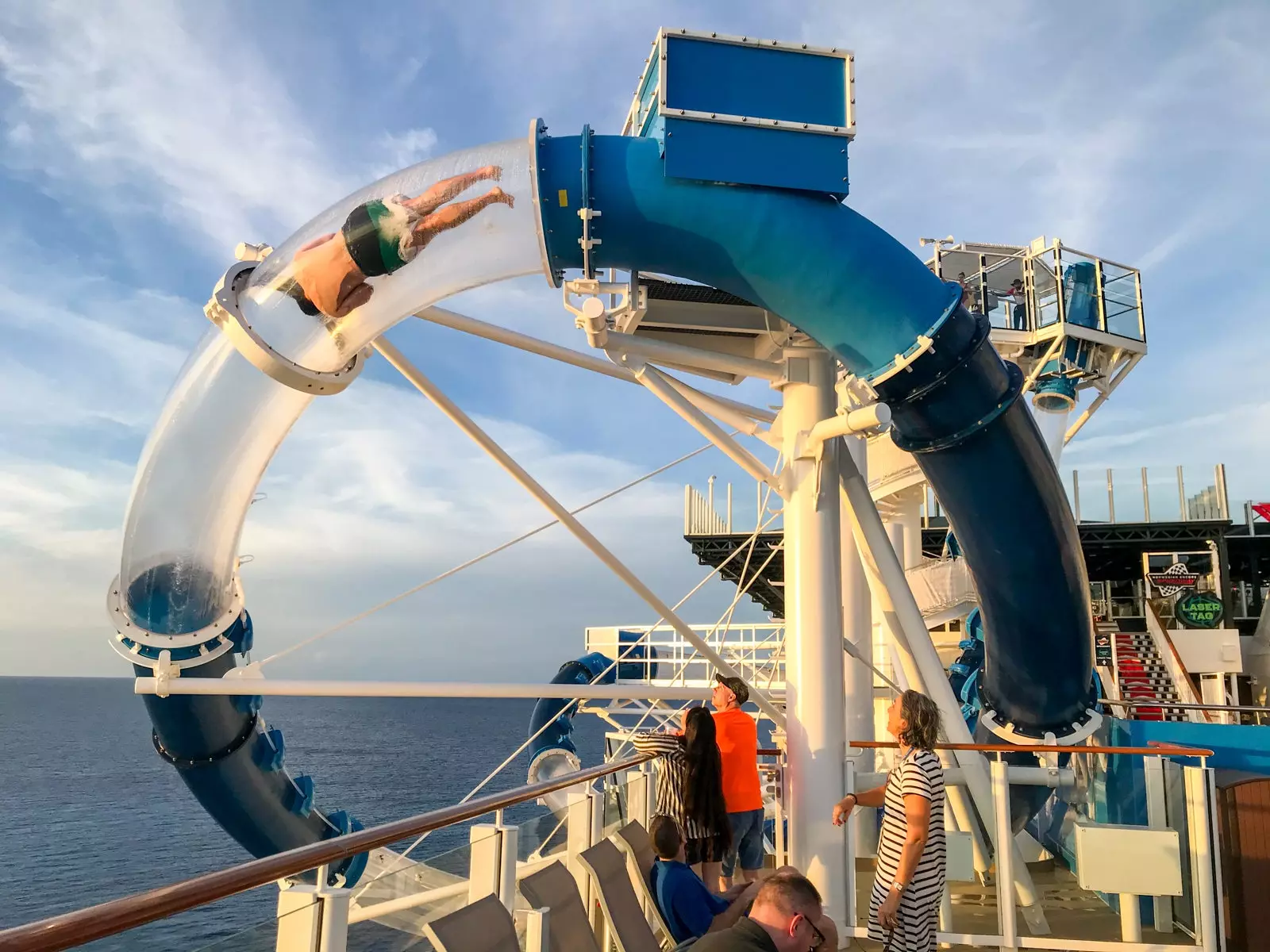 Tobogán Ocean Loops na Norwegian Encore vás pošle točiť cez bok lode. (Foto: Gene Sloan/The Points Guy)