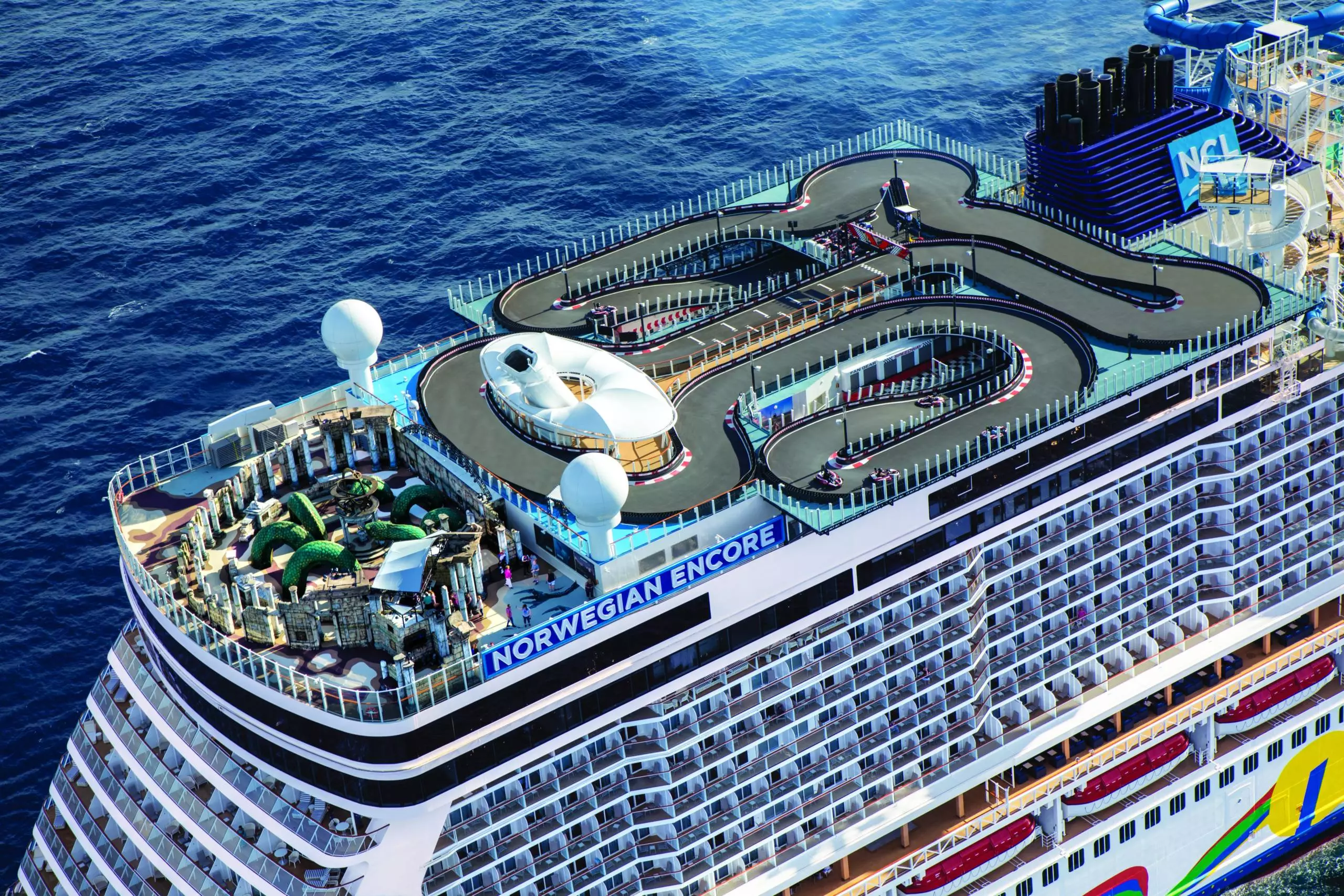 O deck superior do Norwegian Encore inclui uma extensa pista de kart e uma área externa de laser tag. (Foto cortesia da Norwegian Cruise Line).