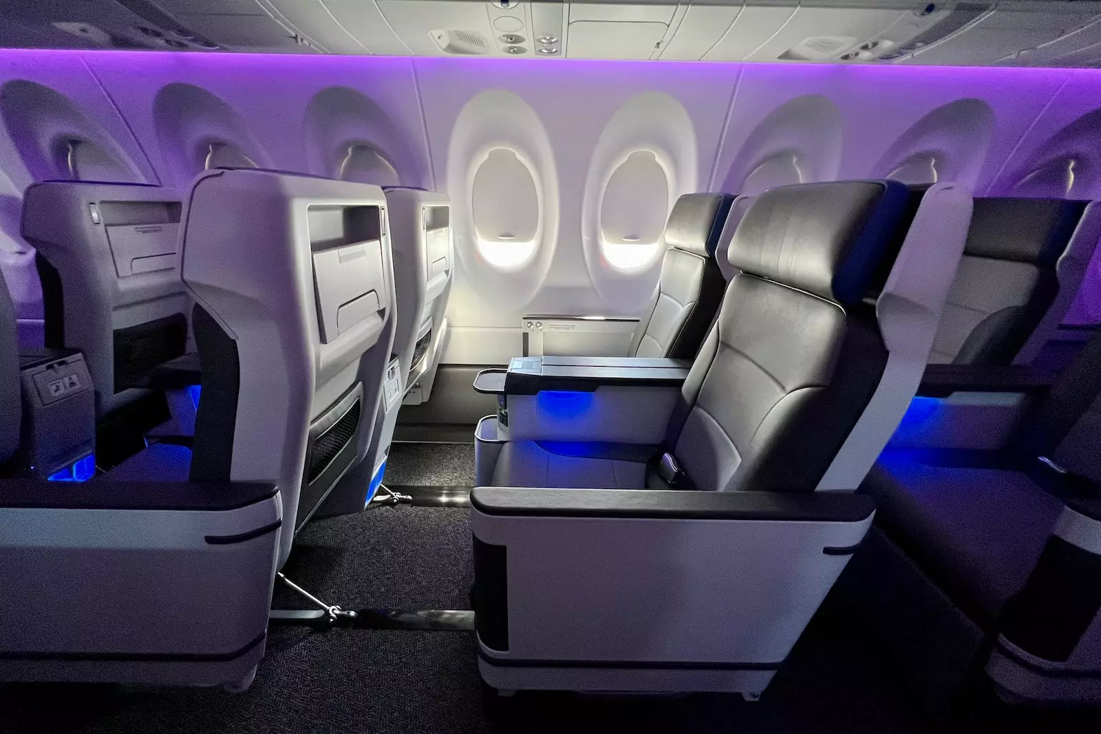 All'interno dell'elegante Airbus A220 di Breeze Airways con 36 poltrone reclinabili di prima classe 1447_10