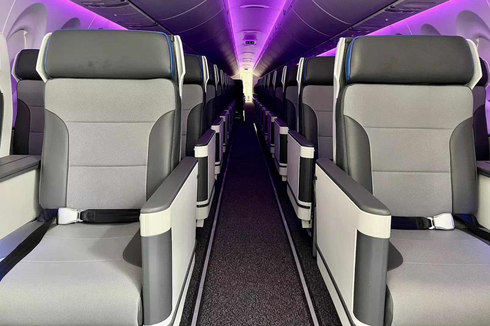 All'interno dell'elegante Airbus A220 di Breeze Airways con 36 poltrone reclinabili di prima classe 1447_11