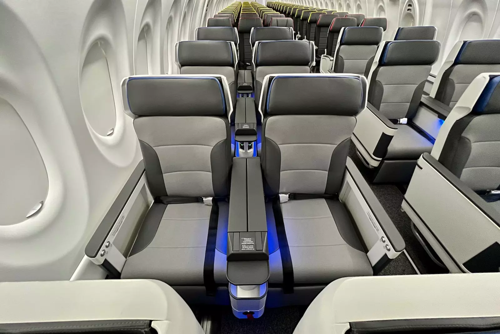 All'interno dell'elegante Airbus A220 di Breeze Airways con 36 poltrone reclinabili di prima classe 1447_12