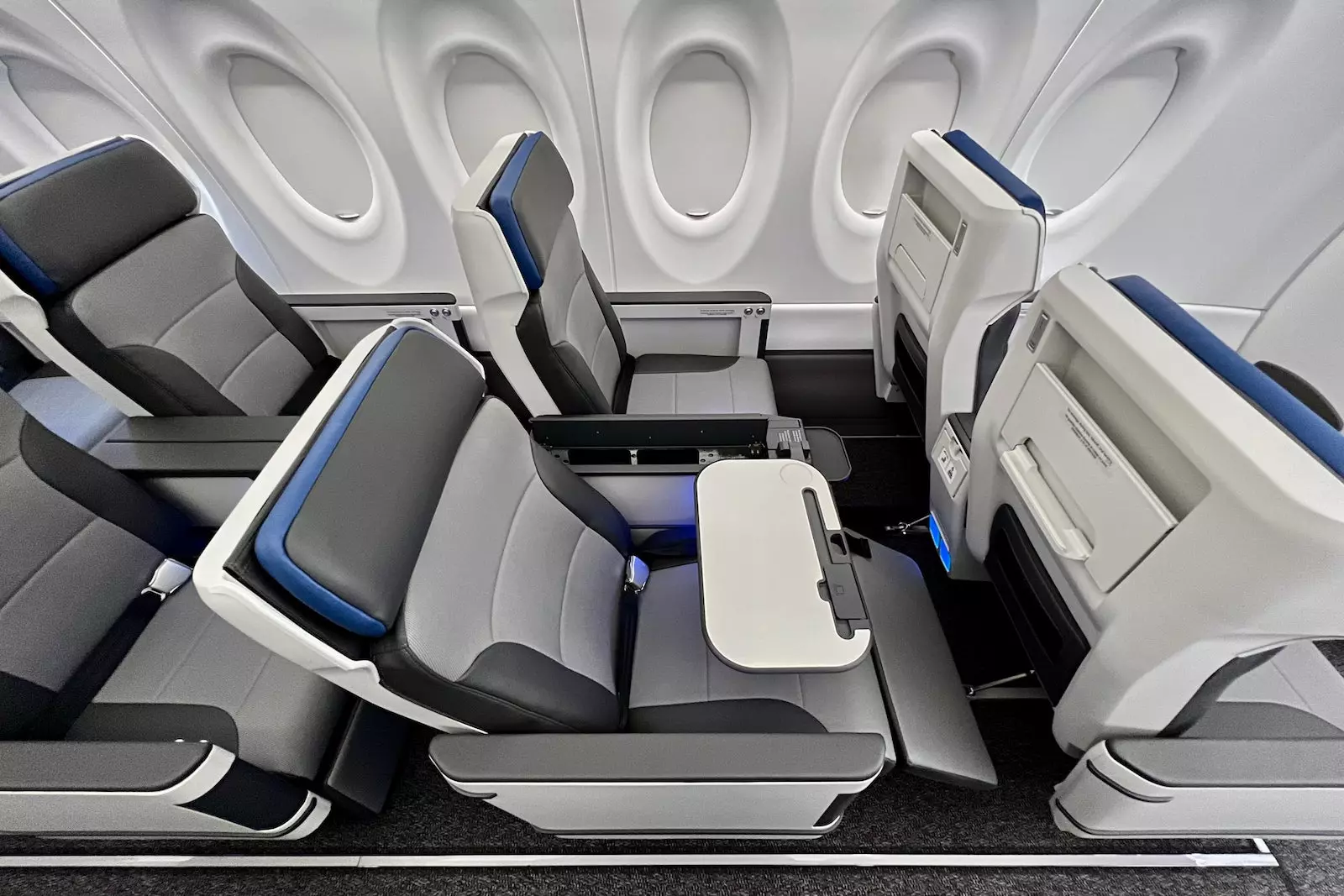 All'interno dell'elegante Airbus A220 di Breeze Airways con 36 poltrone reclinabili di prima classe 1447_14