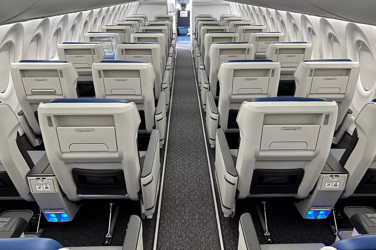 All'interno dell'elegante Airbus A220 di Breeze Airways con 36 poltrone reclinabili di prima classe 1447_15