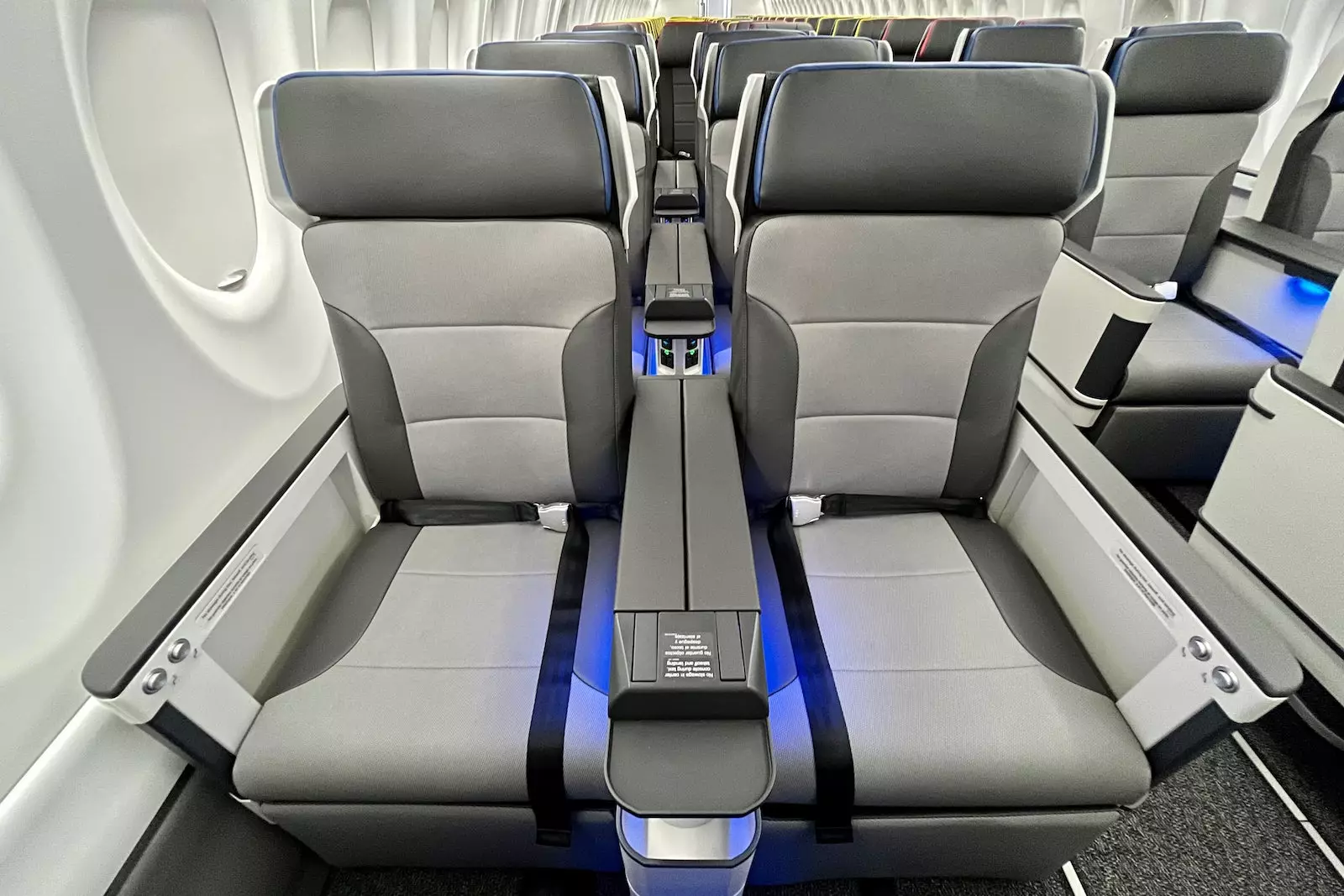 All'interno dell'elegante Airbus A220 di Breeze Airways con 36 poltrone reclinabili di prima classe 1447_18