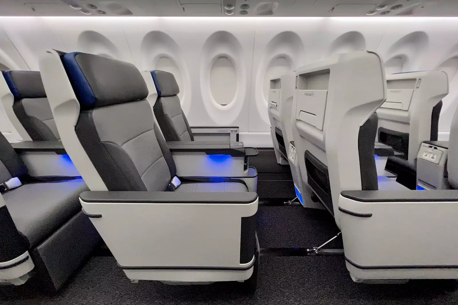 All'interno dell'elegante Airbus A220 di Breeze Airways con 36 poltrone reclinabili di prima classe 1447_19