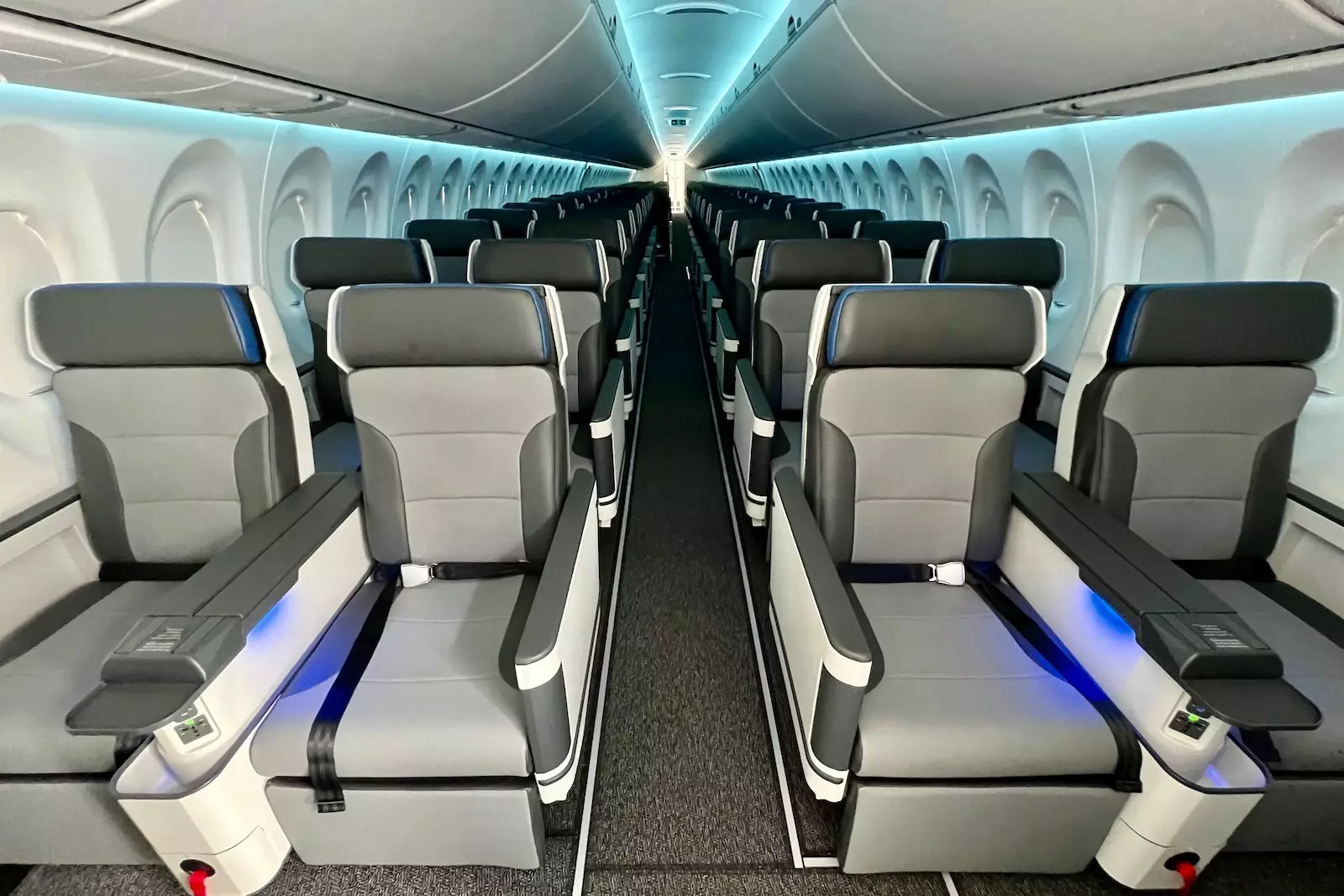 All'interno dell'elegante Airbus A220 di Breeze Airways con 36 poltrone reclinabili di prima classe 1447_2