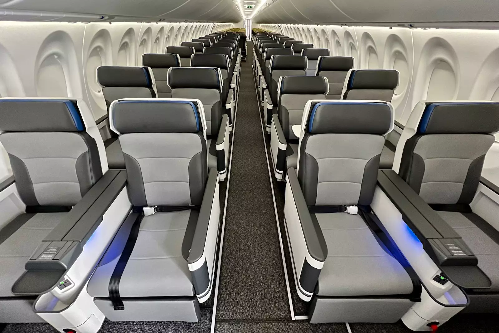 Dentro del elegante Airbus A220 de Breeze Airways con 36 sillones reclinables de primera clase