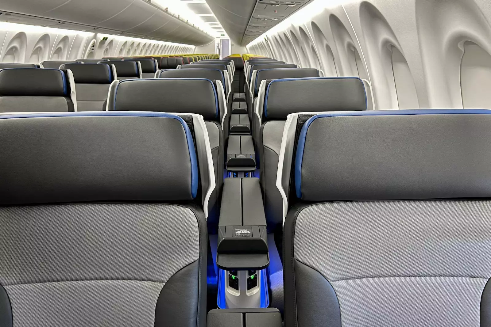 All'interno dell'elegante Airbus A220 di Breeze Airways con 36 poltrone reclinabili di prima classe 1447_21