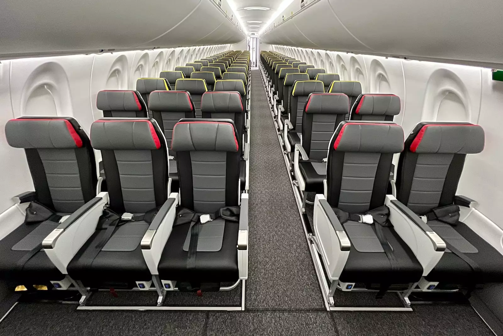 All'interno dell'elegante Airbus A220 di Breeze Airways con 36 poltrone reclinabili di prima classe 1447_22