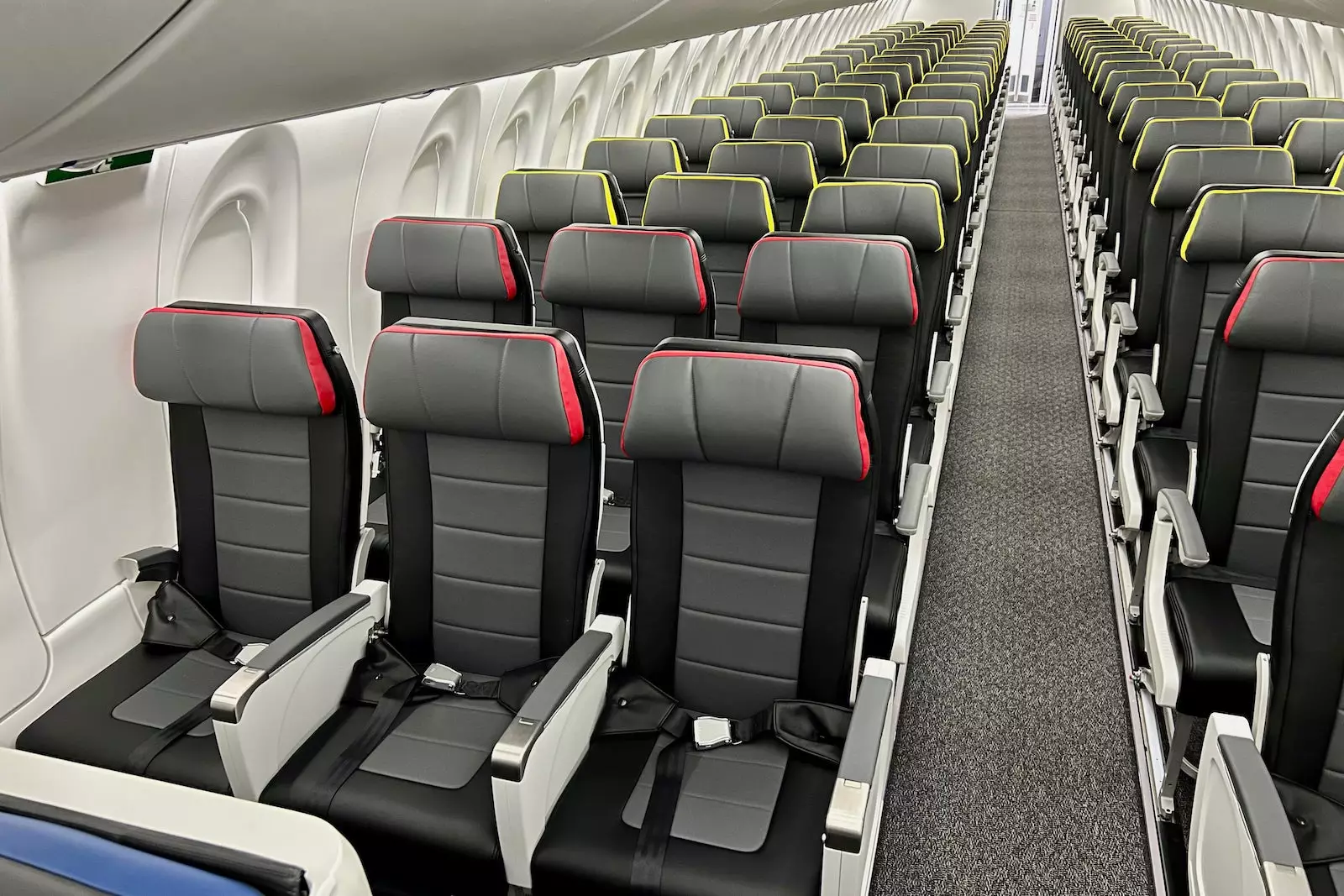 All'interno dell'elegante Airbus A220 di Breeze Airways con 36 poltrone reclinabili di prima classe 1447_23