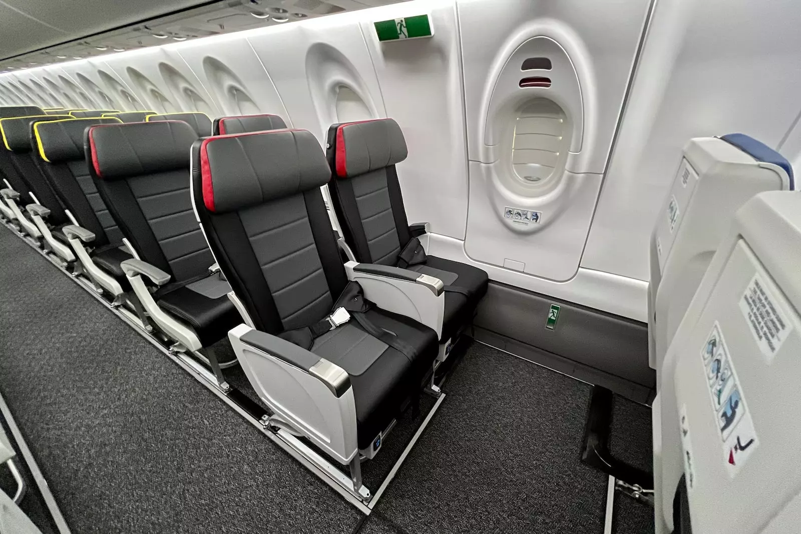 All'interno dell'elegante Airbus A220 di Breeze Airways con 36 poltrone reclinabili di prima classe 1447_24