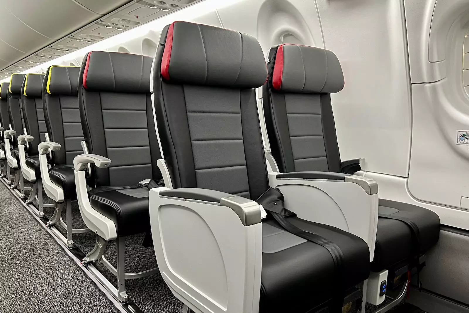 All'interno dell'elegante Airbus A220 di Breeze Airways con 36 poltrone reclinabili di prima classe 1447_25