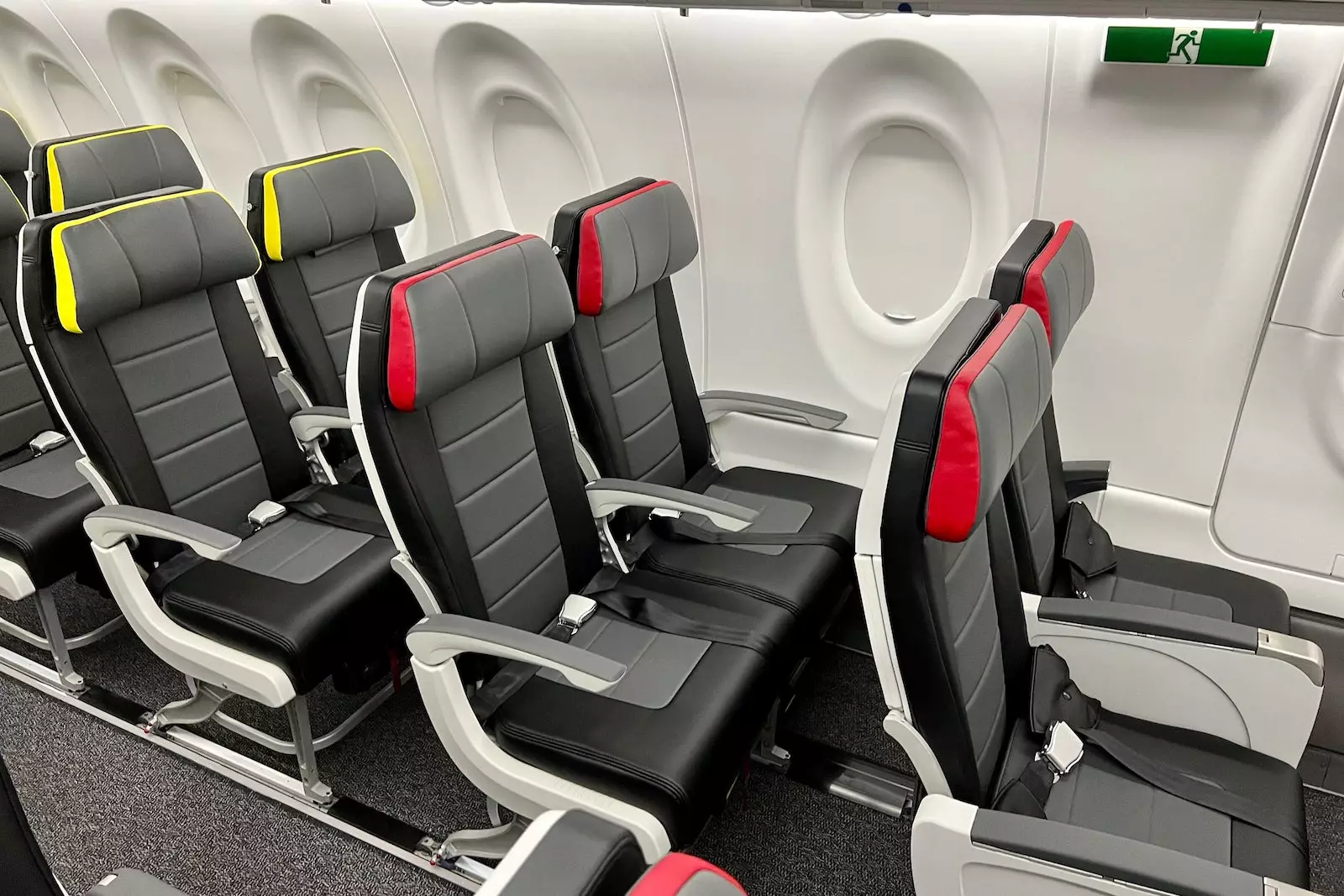 All'interno dell'elegante Airbus A220 di Breeze Airways con 36 poltrone reclinabili di prima classe 1447_26