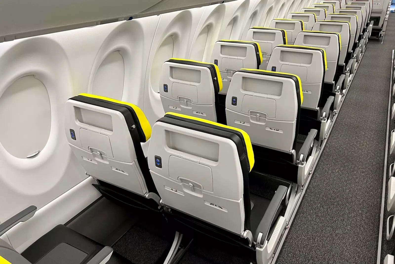 All'interno dell'elegante Airbus A220 di Breeze Airways con 36 poltrone reclinabili di prima classe 1447_27