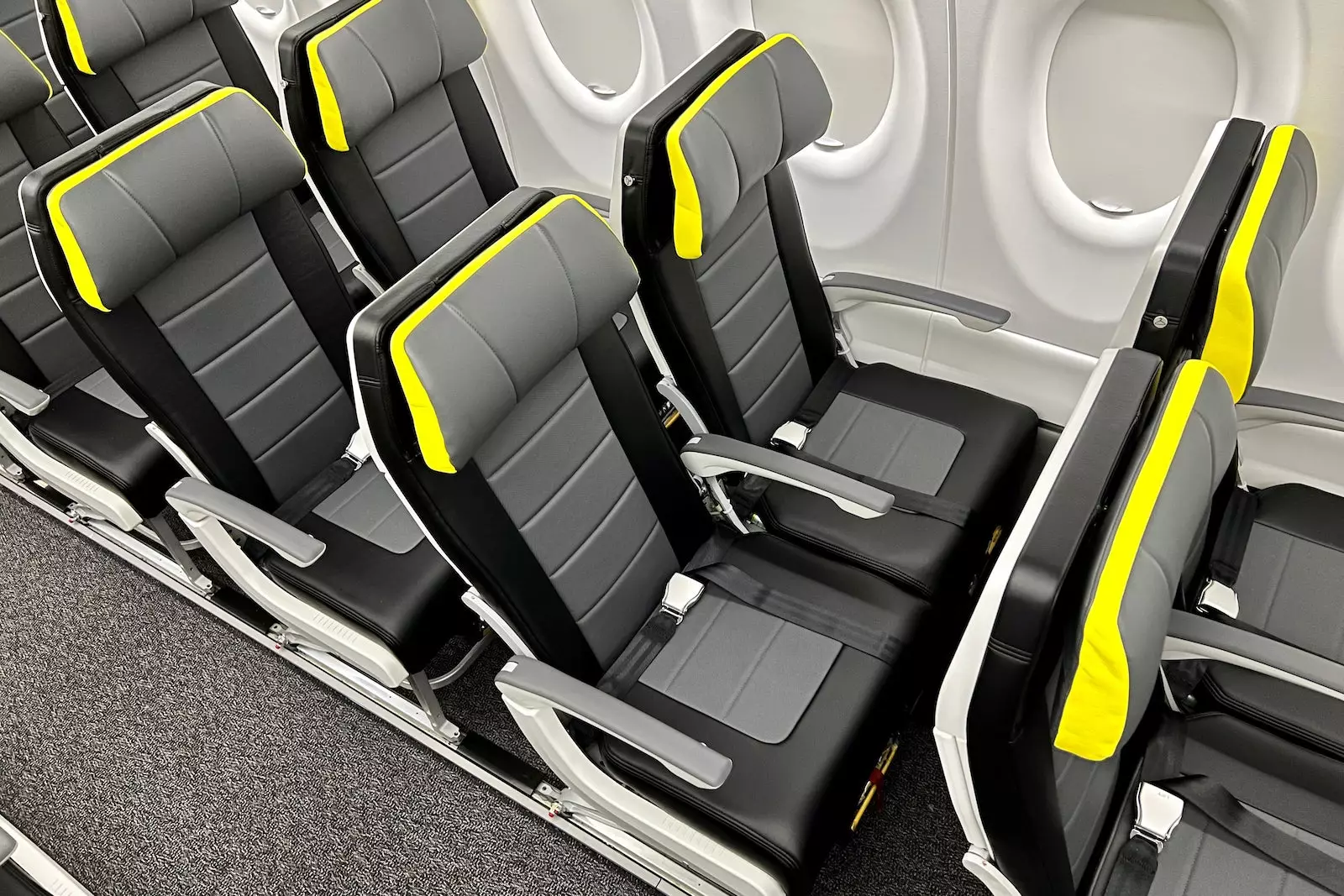 All'interno dell'elegante Airbus A220 di Breeze Airways con 36 poltrone reclinabili di prima classe 1447_29