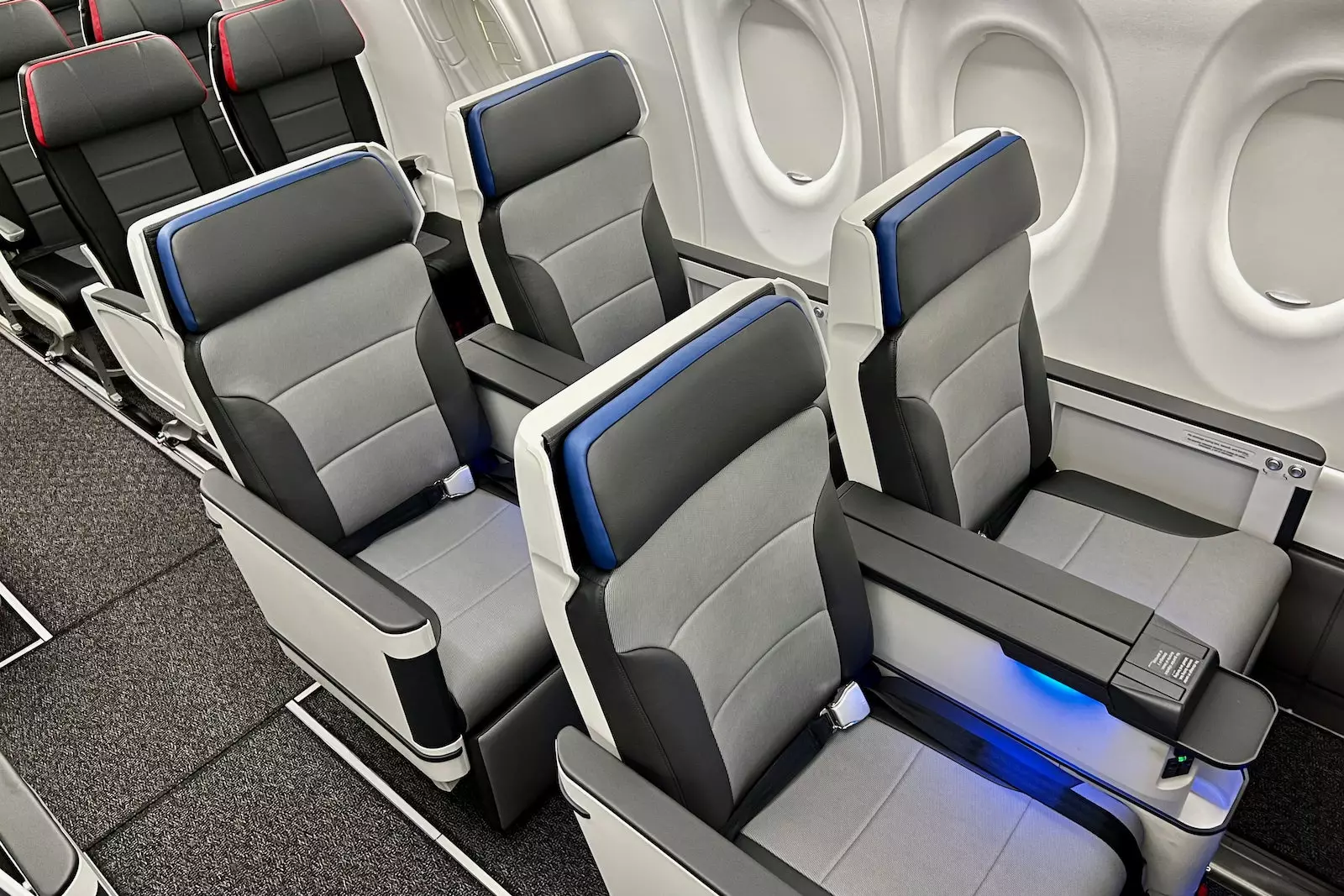 All'interno dell'elegante Airbus A220 di Breeze Airways con 36 poltrone reclinabili di prima classe 1447_3