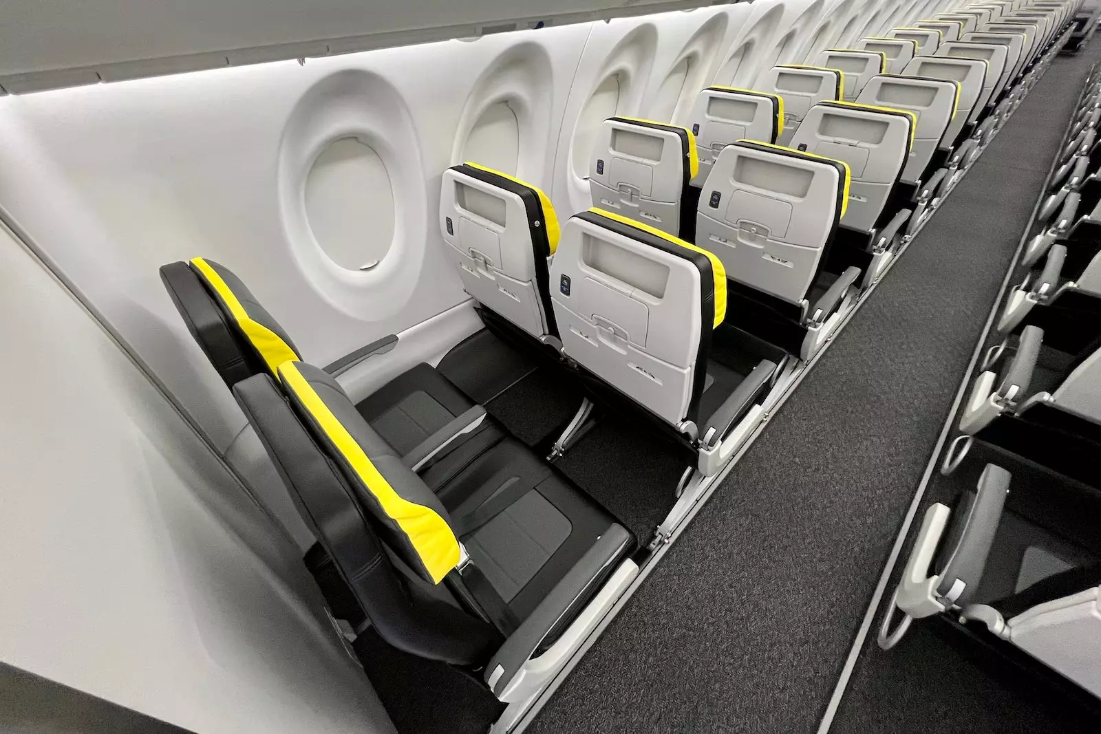 All'interno dell'elegante Airbus A220 di Breeze Airways con 36 poltrone reclinabili di prima classe 1447_30