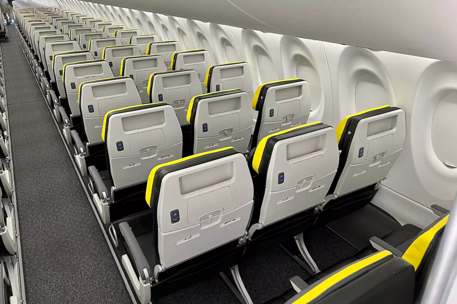 All'interno dell'elegante Airbus A220 di Breeze Airways con 36 poltrone reclinabili di prima classe 1447_31